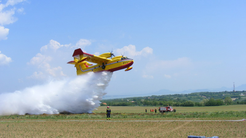 Viking Air CL-515 sokcélú hidroplán a láthatáron - Repülni Jó