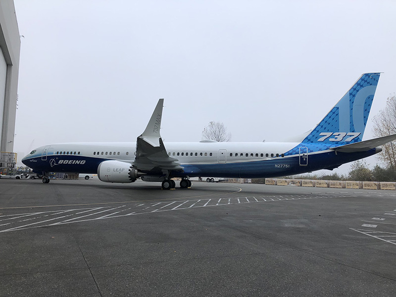 Boeing 737 MAX 10 úszik az embertömegben - Repülni Jó